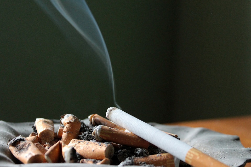 Cigarettes: Les fabricants accusés de mentir sur le taux de goudron et ...