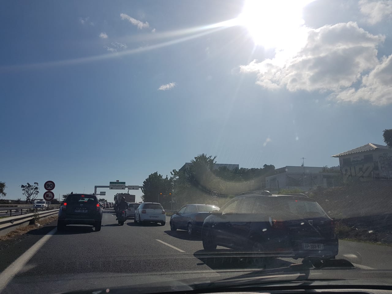 Enorme embouteillage sur la route du littoral depuis l'ouest