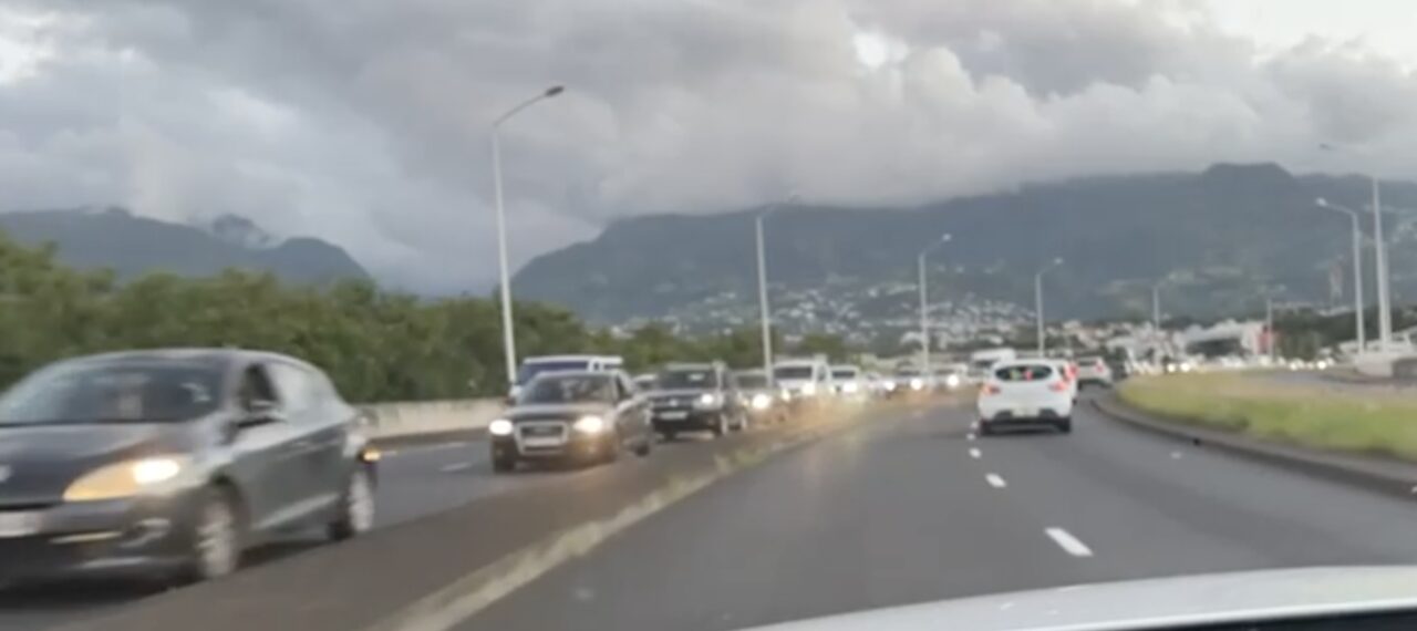 Embouteillage extra large de Saint-Denis jusqu'à Sainte-Suzanne