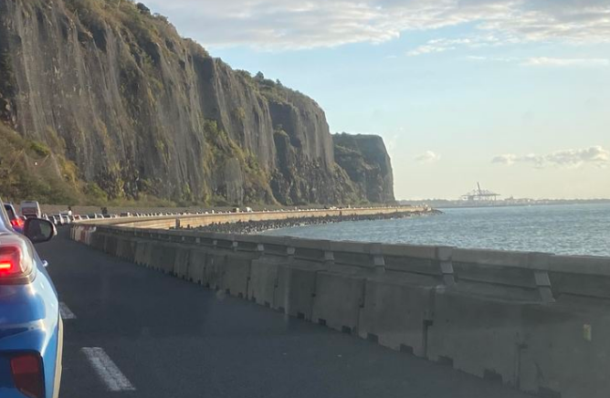 10 km d'embouteillages de la Route du Littoral jusqu'à Saint-Paul