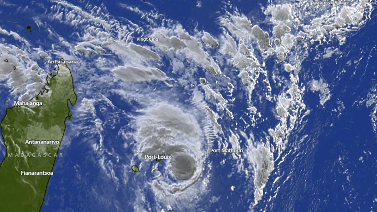 La tempête tropicale modérée Candice à 345 km de La Réunion s'éloigne