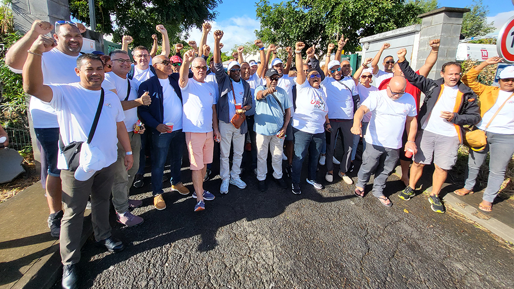 Le syndicat UR974 manifeste contre le licenciement d'un ex-salarié de ...
