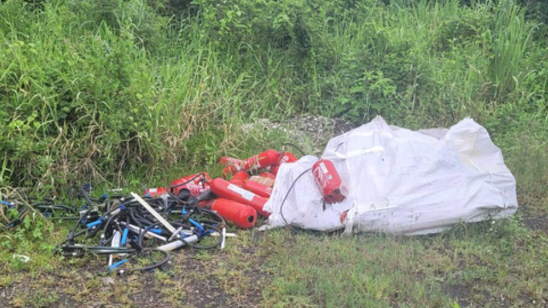 Makoterie à Saint-Joseph : Il jette ses extincteurs usagés dans la ...