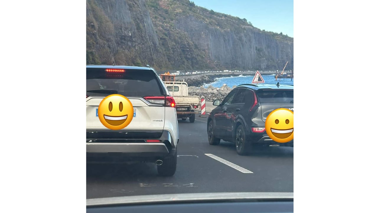 Embouteillage sur la route du littoral en direction de la Possession