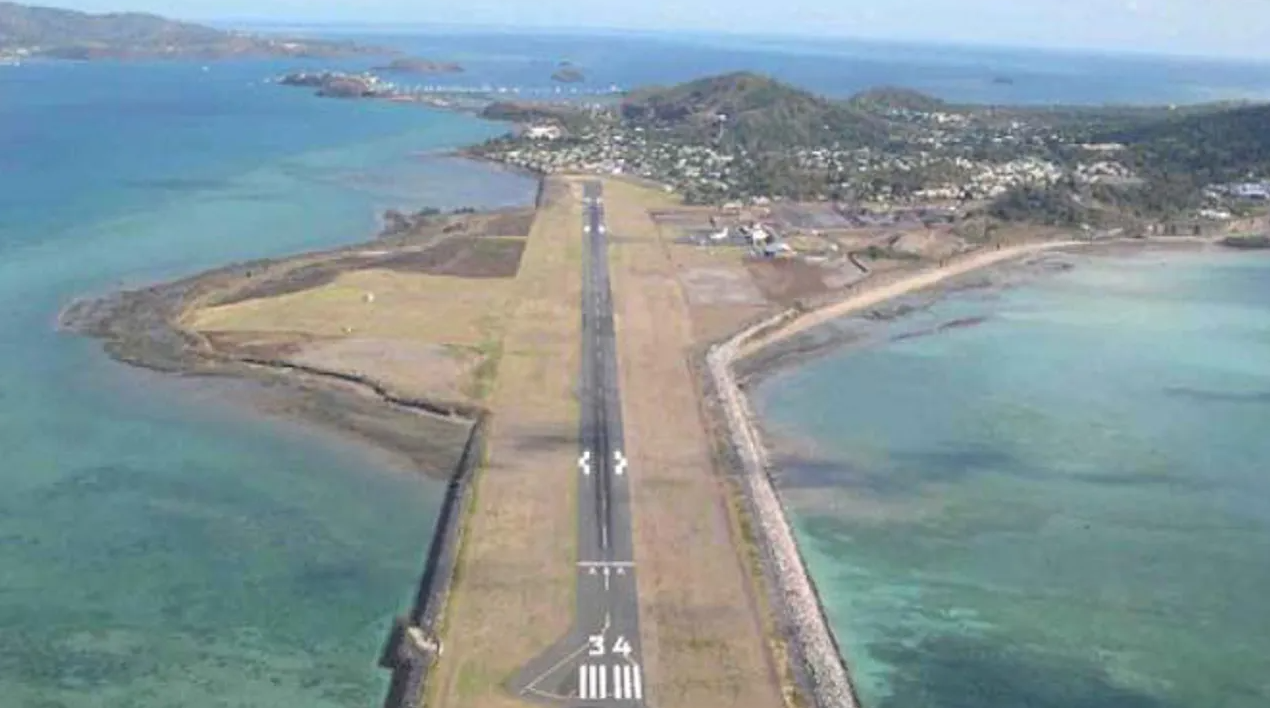À Mayotte, la visite de Macron relance le débat sur la piste longue