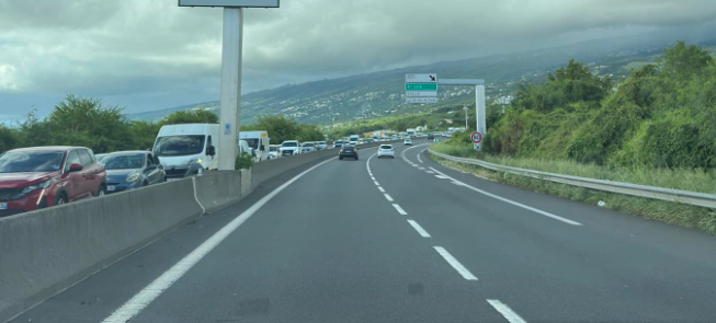 Carambolage sur la Route des Tamarins : énorme embouteillage entre St ...