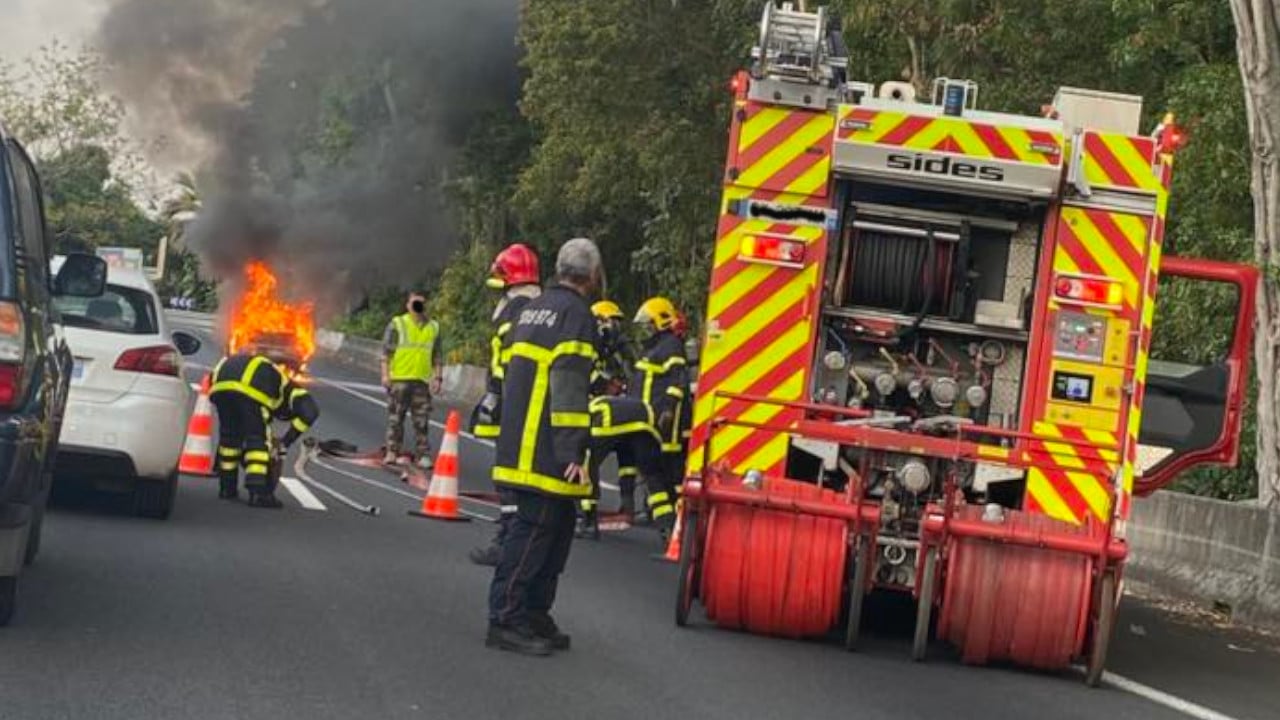 Un véhicule en feu avant l'entrée du Tampon crée un embouteillage