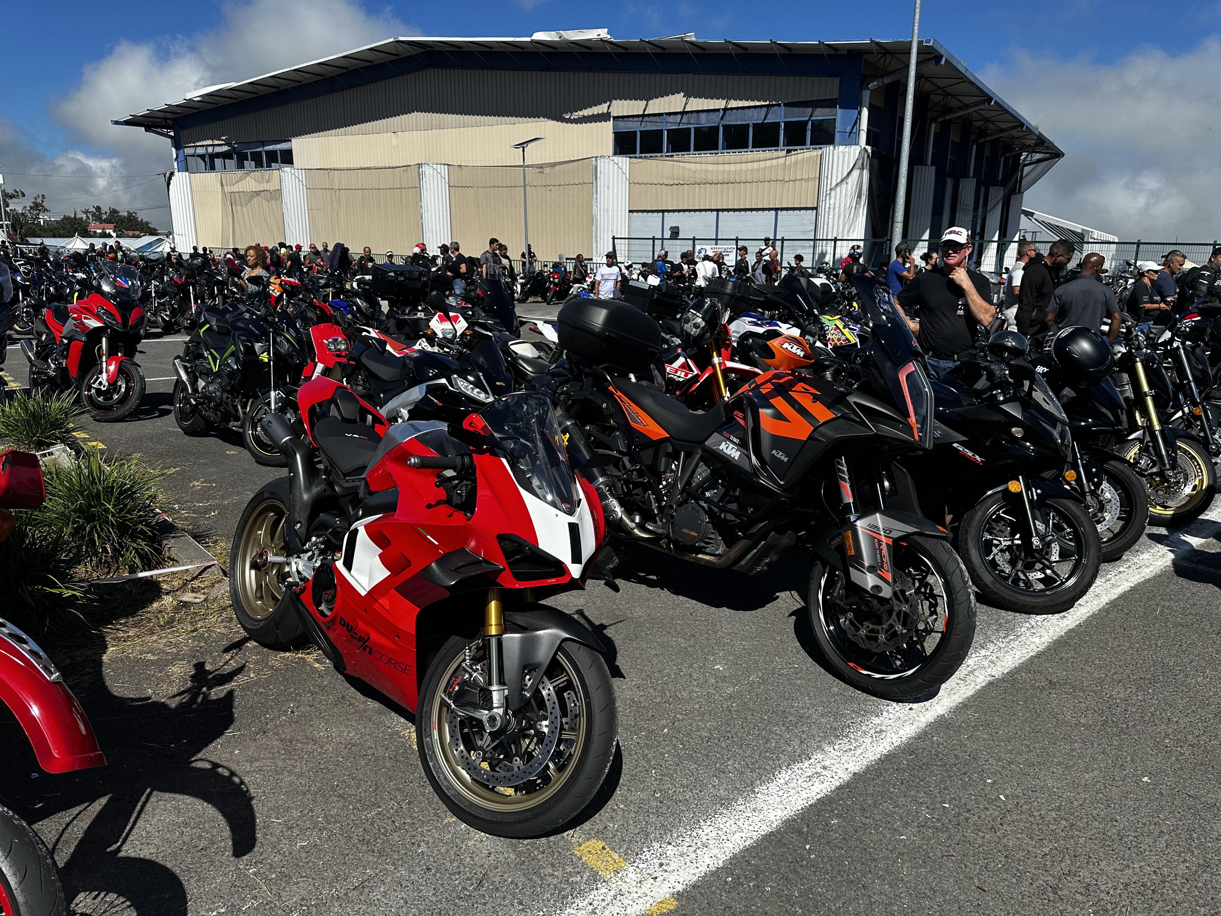 [IMAGES] Messe des motards : 10 000 motards réunis
