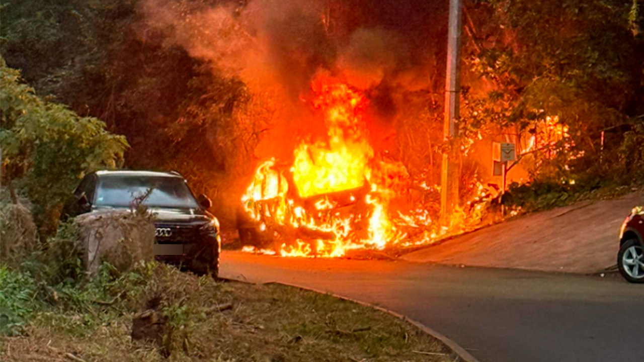 La Montagne : une voiture en feu près d'une station-service
