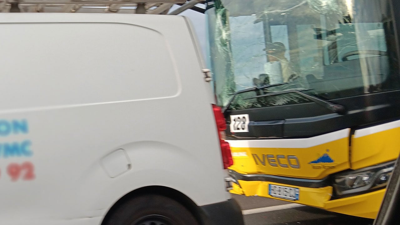Route du littoral : important embouteillage après un carambolage en ...
