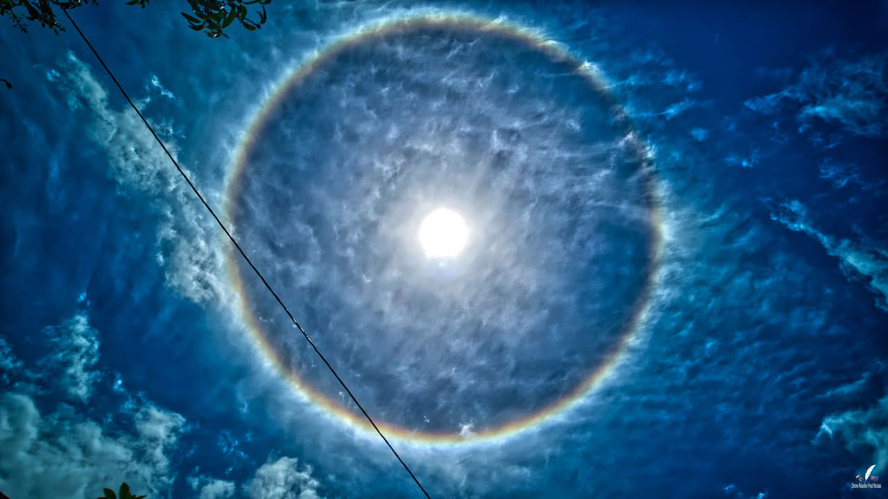 Un halo solaire illumine le ciel du Sud de La Réunion
