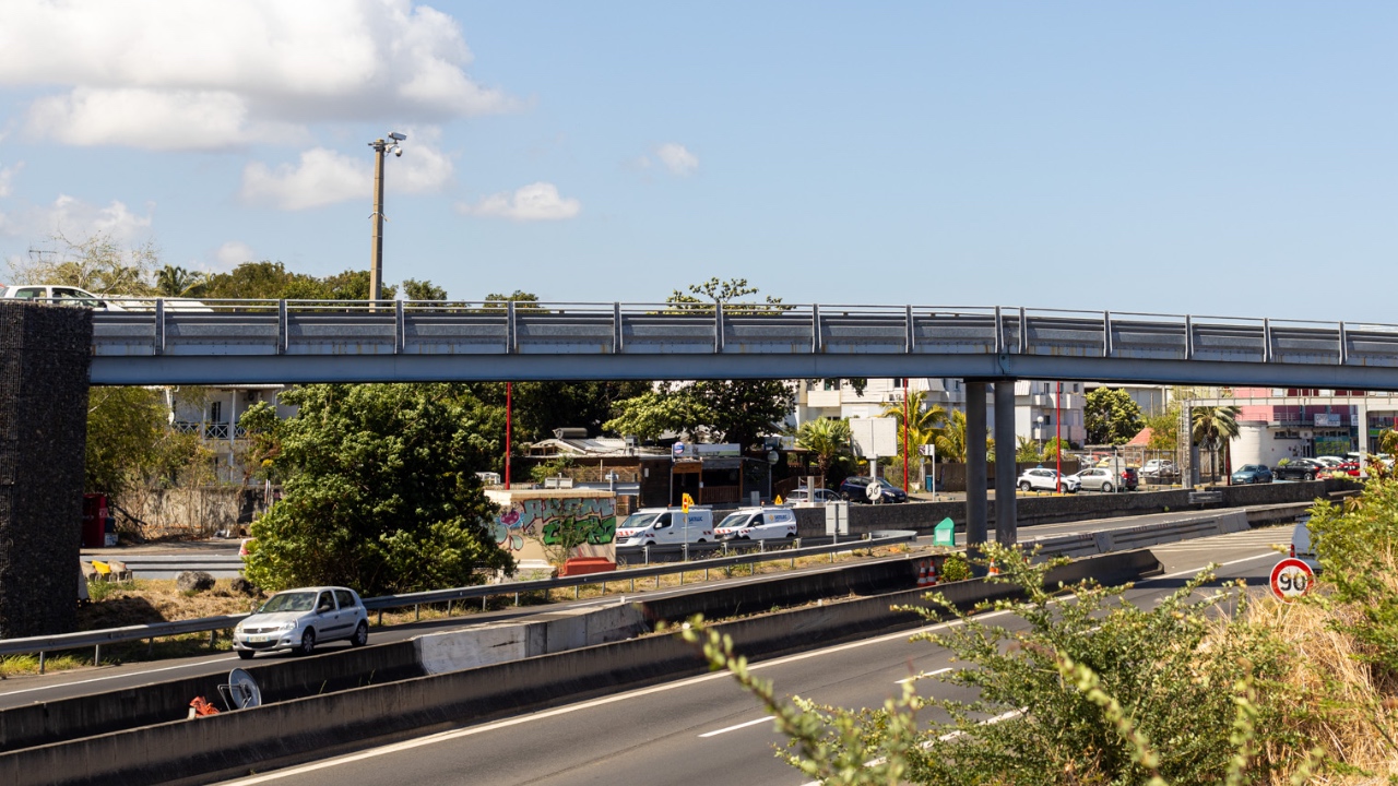 Démontage de l’autopont de La Possession : travaux maintenus malgré le ...
