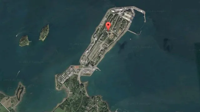 Des drones visés par la Marine nationale au-dessus de la base de sous ...