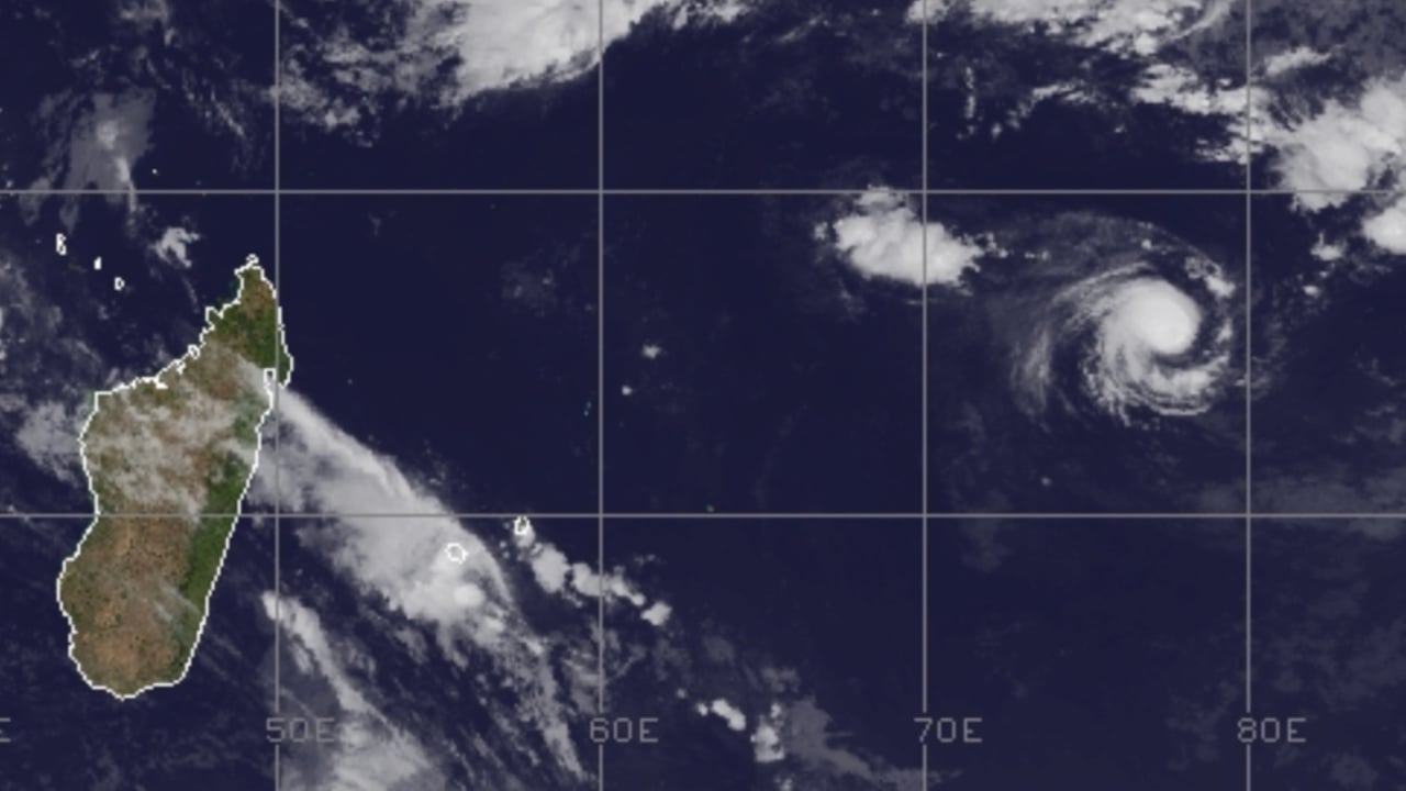 Le cyclone Grant suit sa route à distance