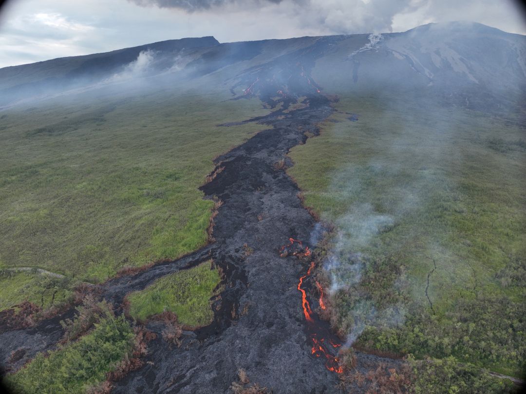 Piton de la Fournaise : la coulée reprend le même chemin jusqu’à l’océan