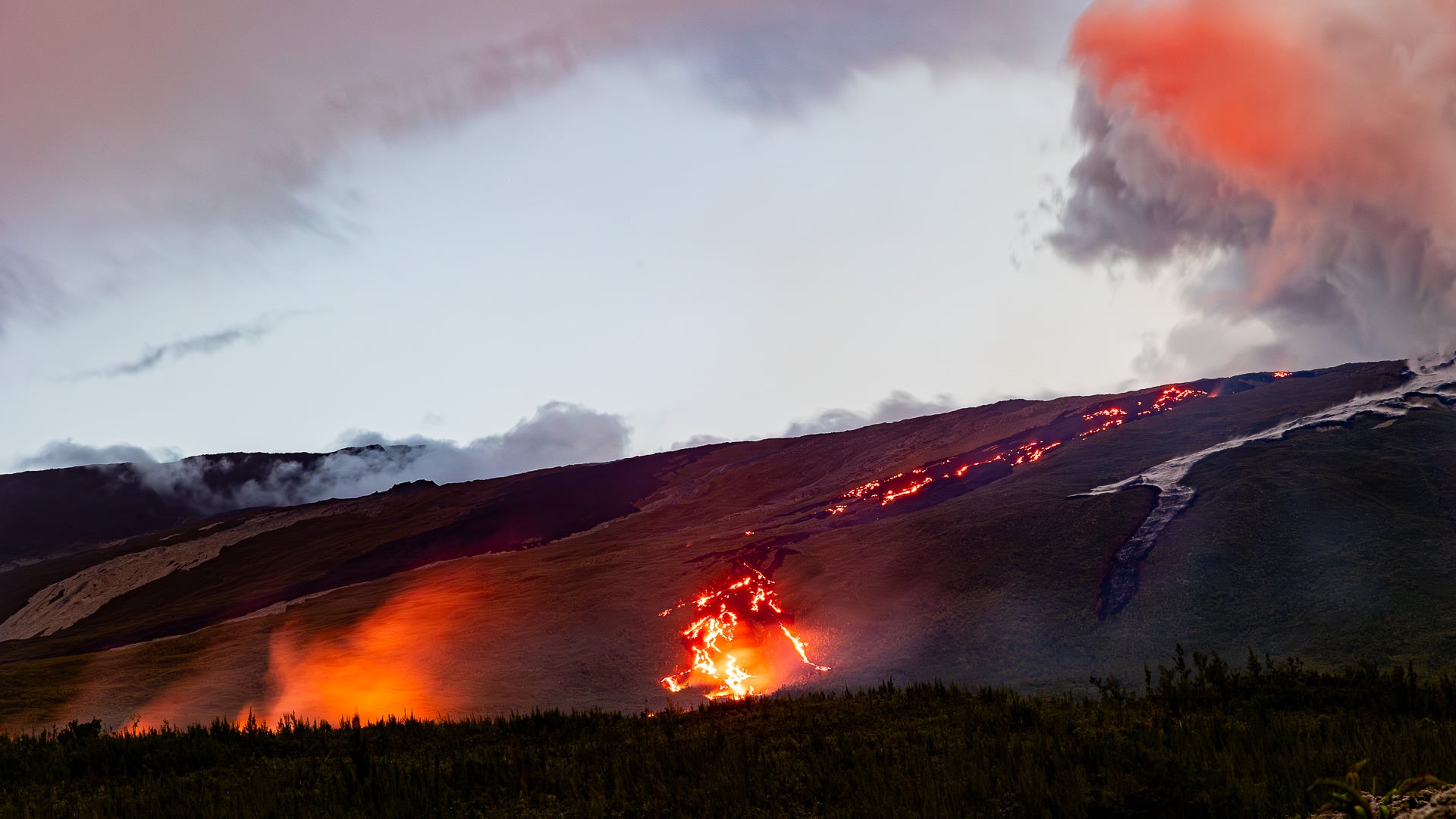 La lave s'approche de la RN2, la route du Grand Brûlé va fermer cet ...