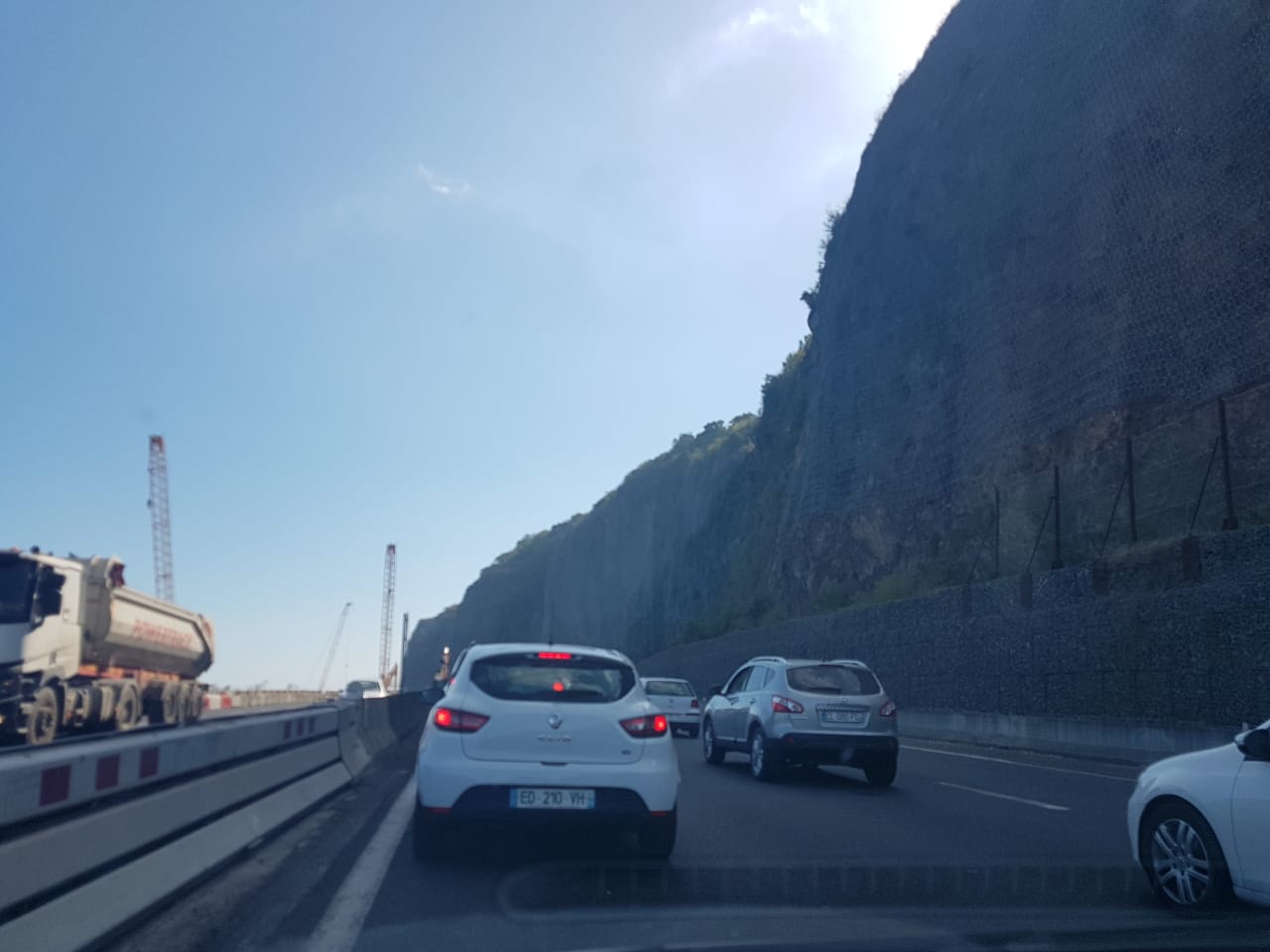Enorme embouteillage sur la route du littoral depuis l'ouest
