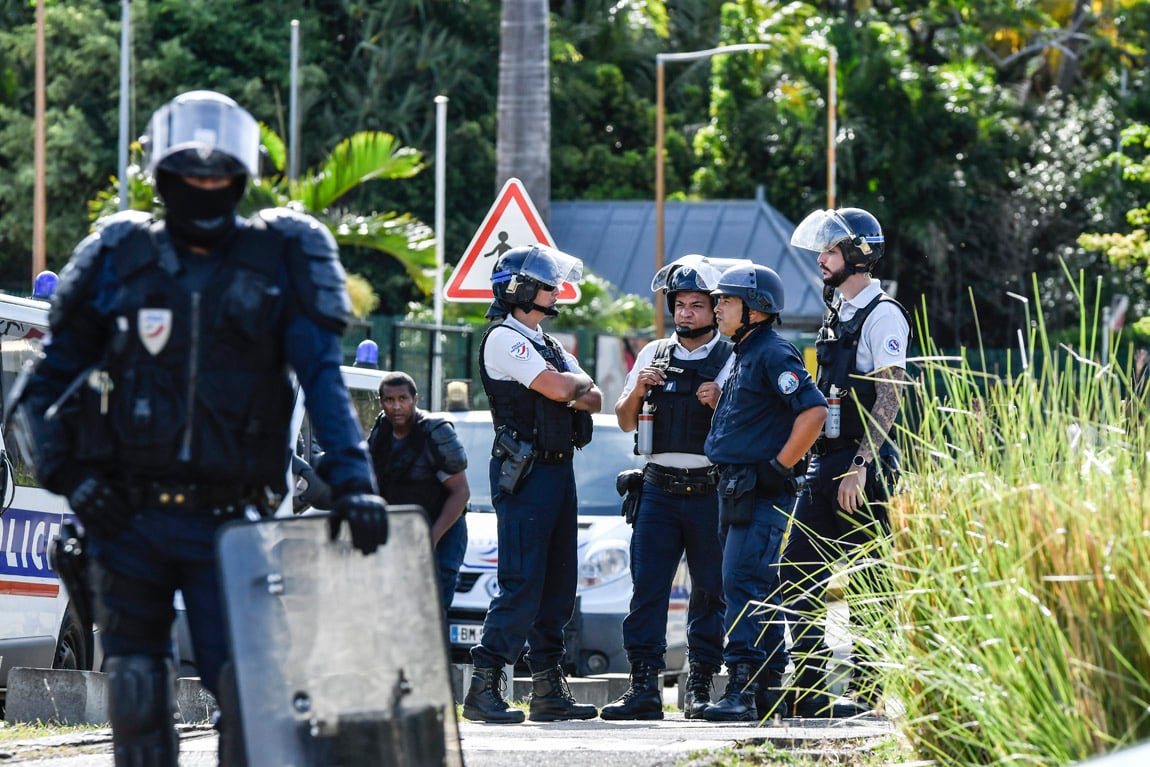 Retour en images: L'intervention de la police devant la Région