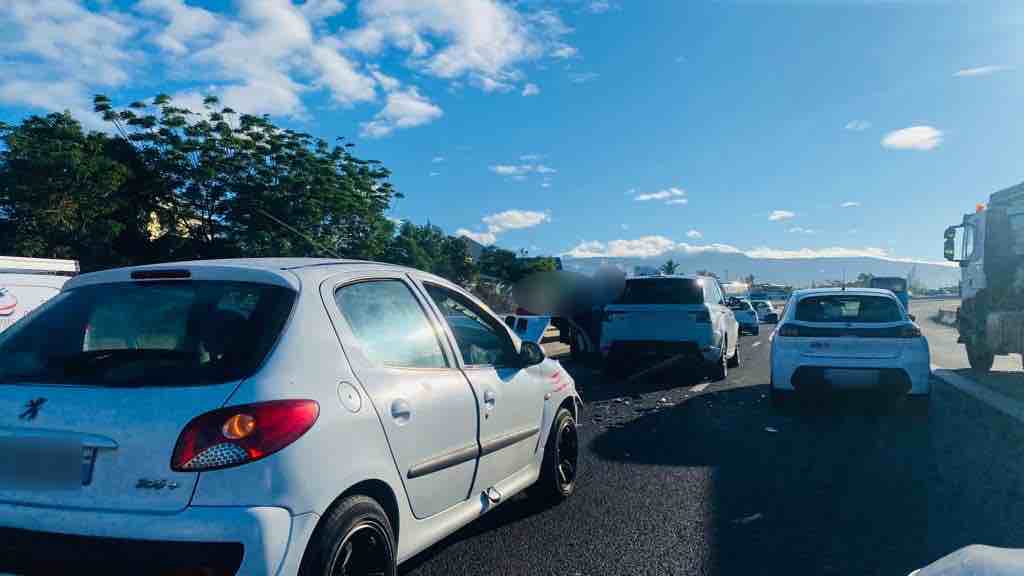 Un accrochage crée un gros embouteillage sur le pont de la rivière ...